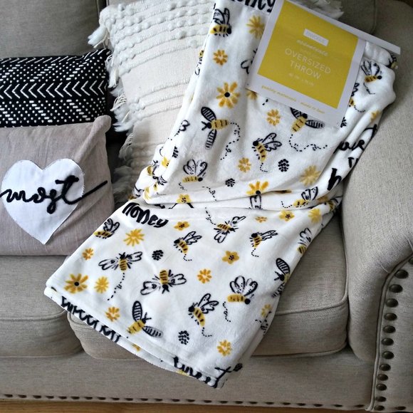 En Vogue | Bedding | Nwt Honey Bees Plush Throw Blanket | Poshmark